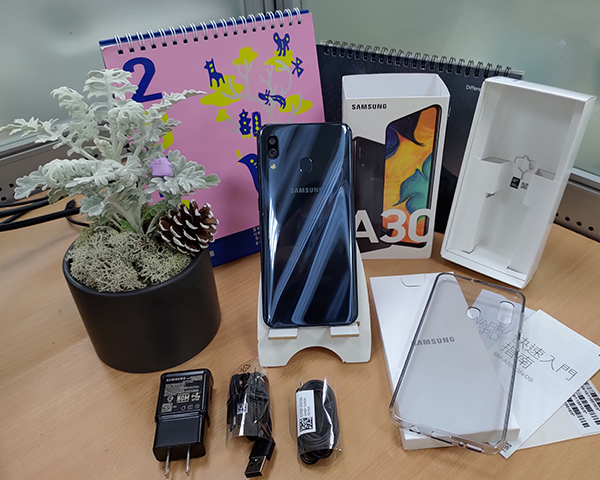預算6千，手機選這隻！【Galaxy A30 開箱文】輕巧大視野 好攝不斷電 – momo好物開箱部落格